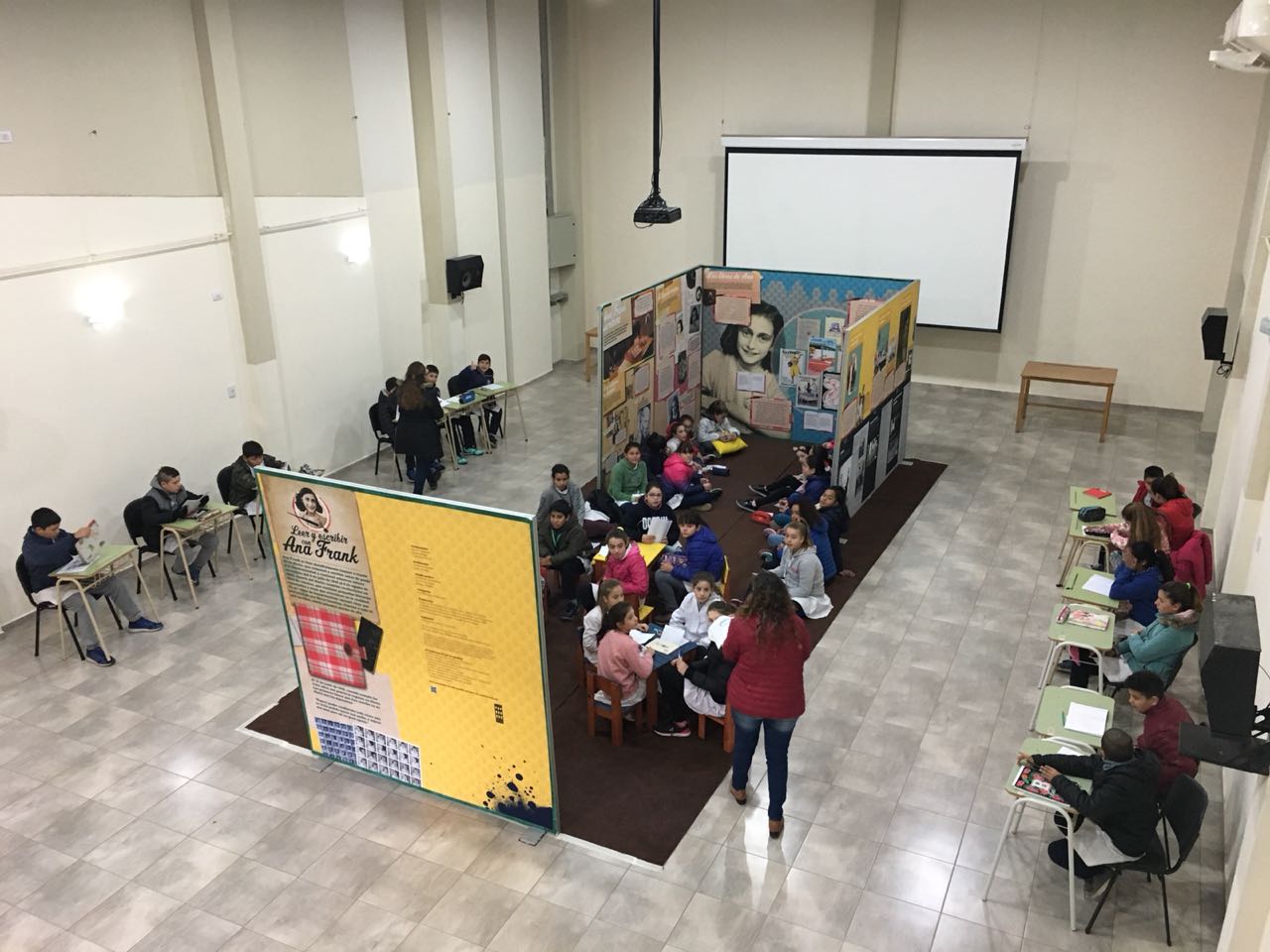 Más de mil estudiantes visitaron la muestra “Leer y escribir con Ana Frank”
